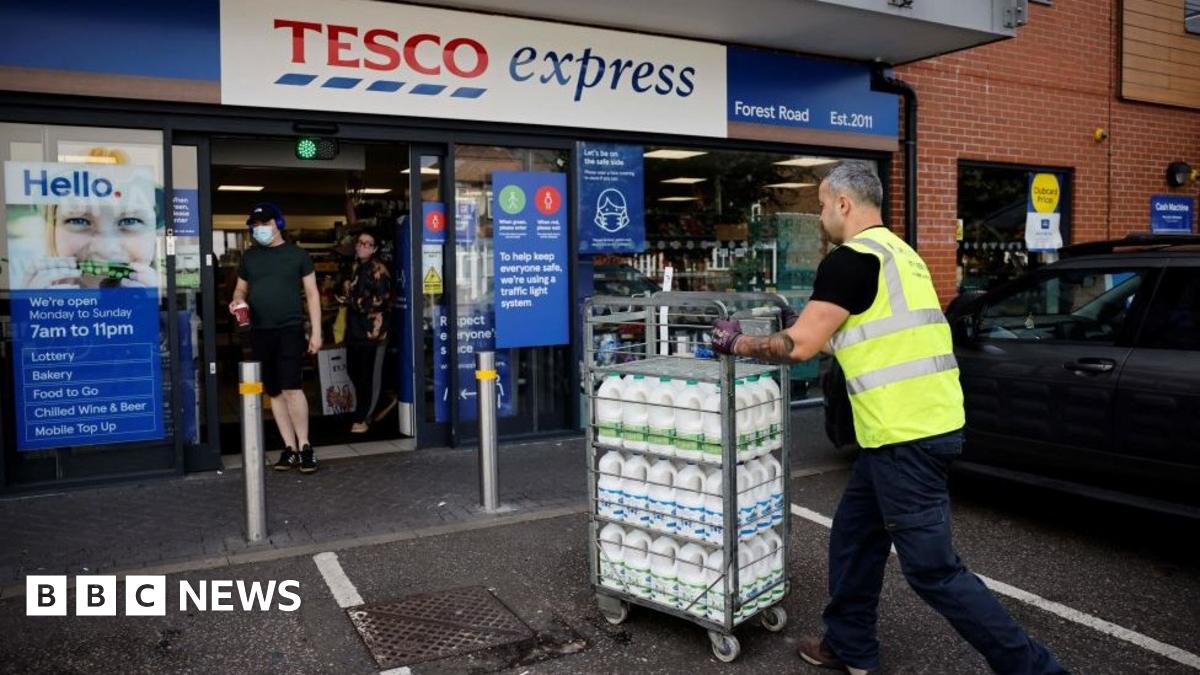 Tesco staff to see pay rise to £10.10 an hour - BBC News