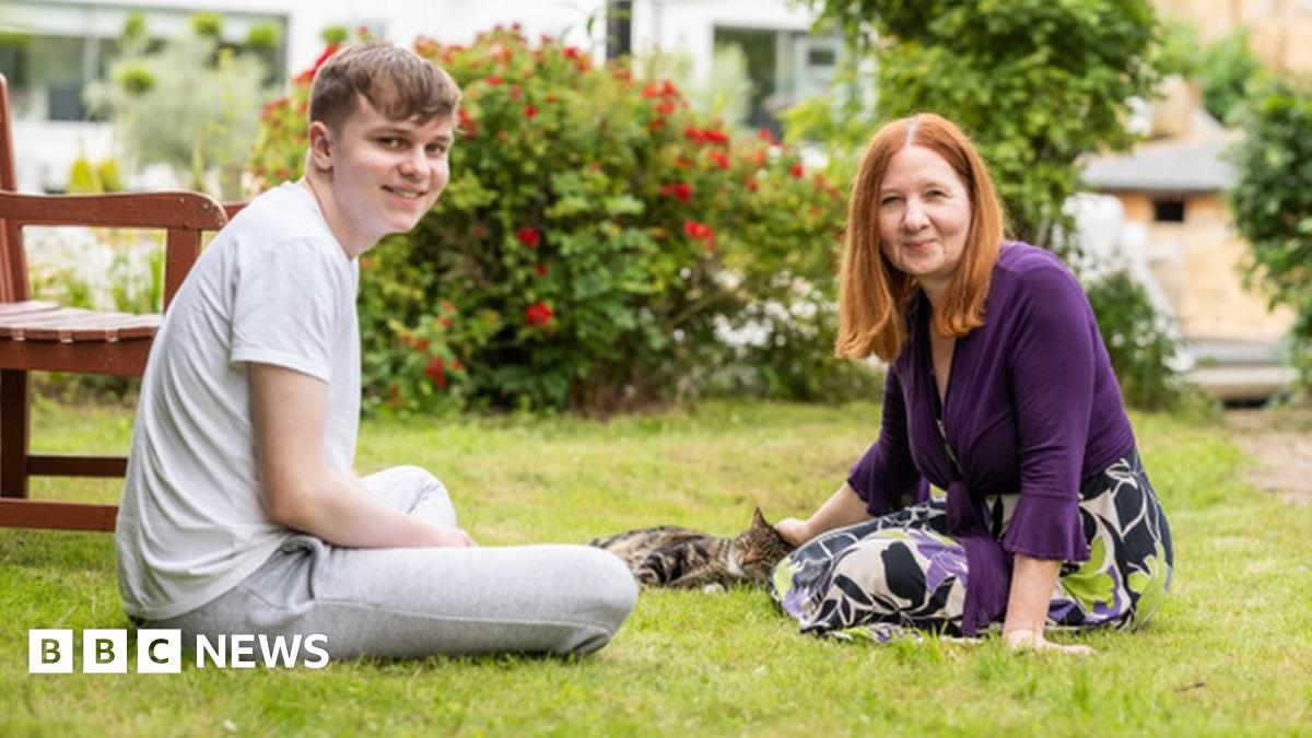 Fortnite gamer's mum becomes pro herself - BBC News