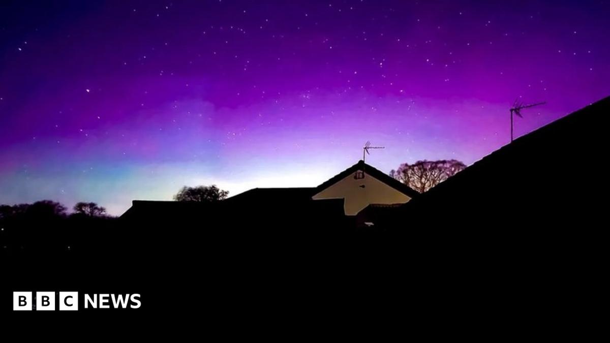 Northern Lights display dazzles West Midlands sky watchers - BBC News