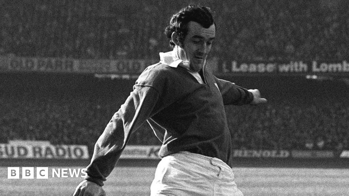 Phil Bennett: Felinfoel rugby club unveils memorial bench - BBC News