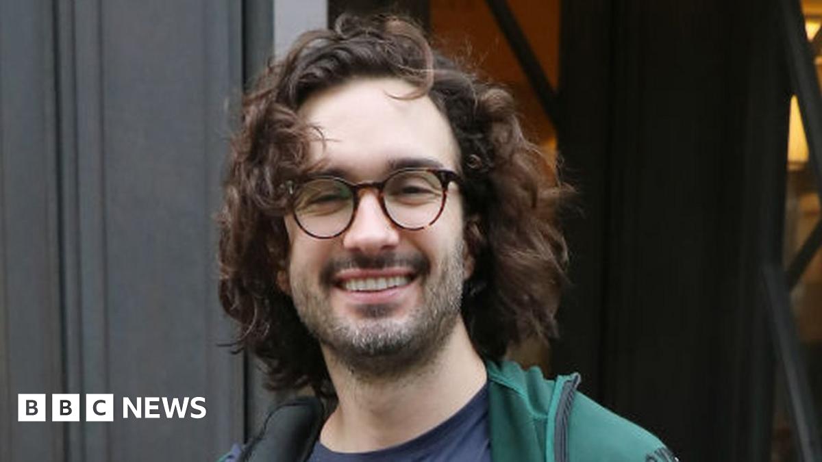 Covid lockdown: Joe Wicks online PE classes to return next week - BBC News
