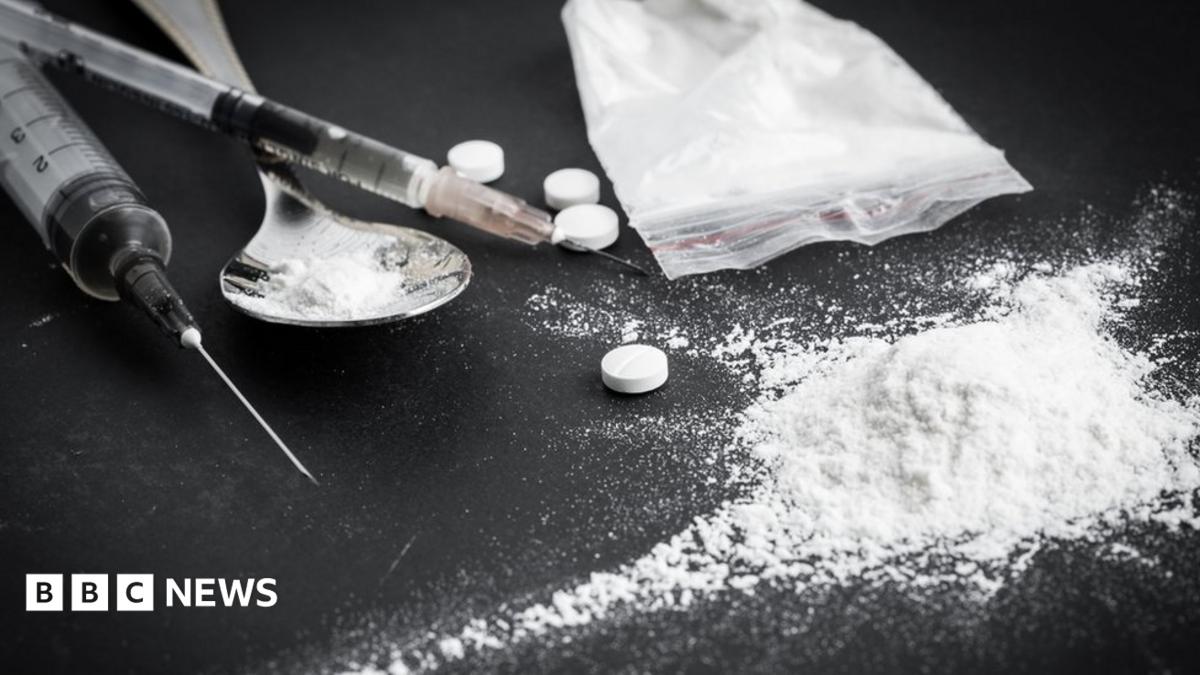Man and woman arrested over £1m drug haul in Clydebank - BBC News