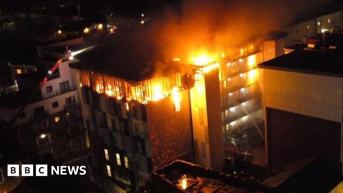 Bolton fire: Crews tackle huge blaze at student flats - BBC News