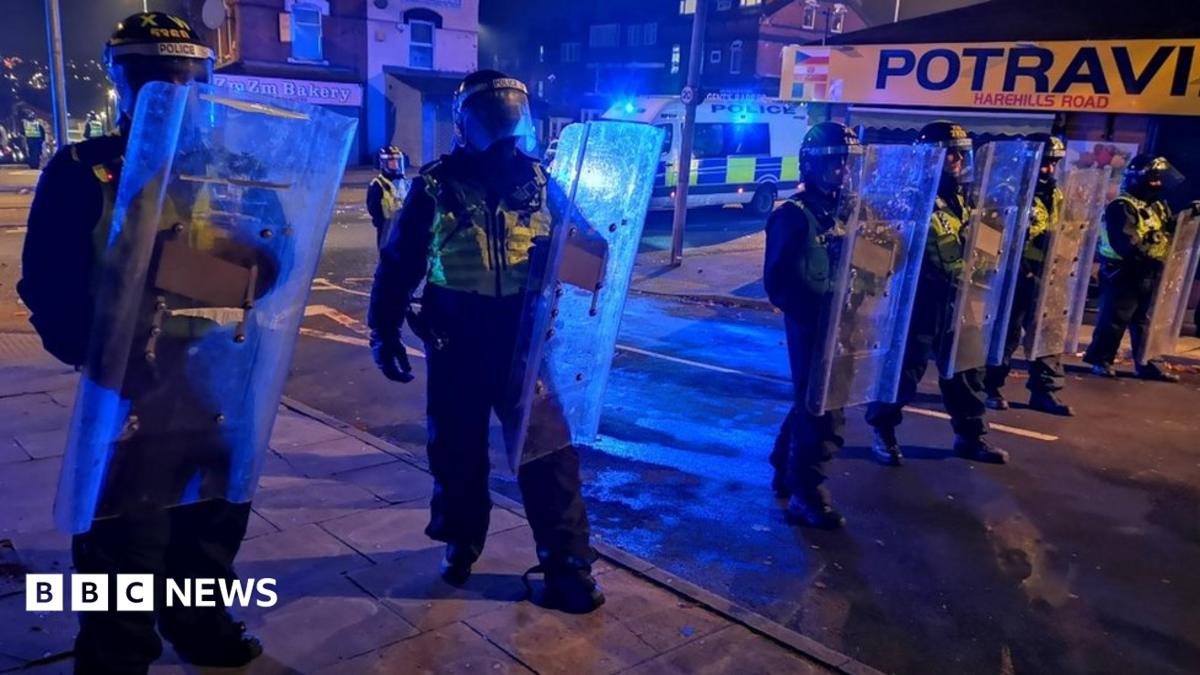 Bonfire Night: Riot police injured during Leeds disorder - BBC News