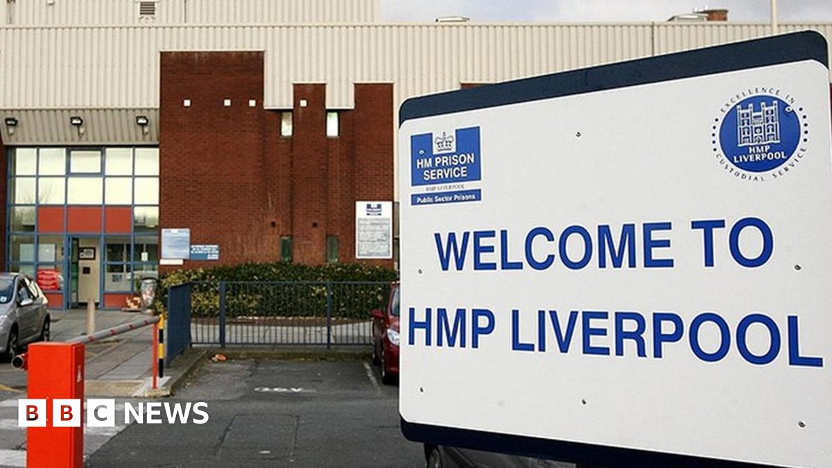 HMP Liverpool prison officers acquitted over inmate's death - BBC News