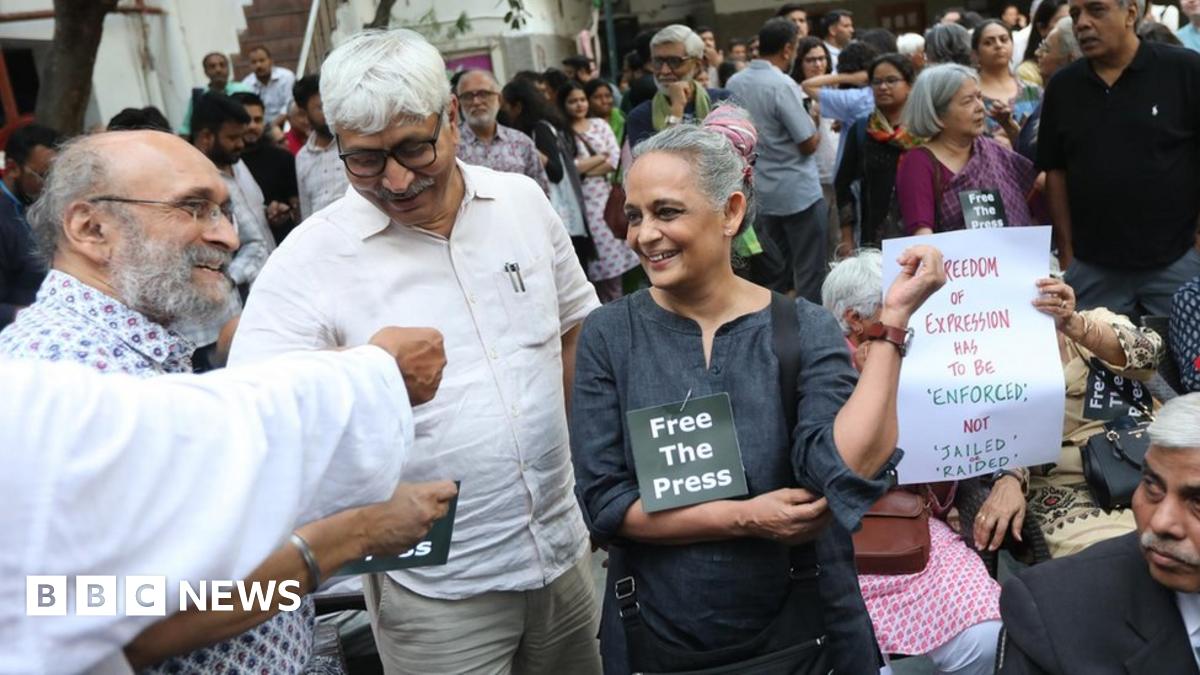 NewsClick: Raids on Indian media 'aim to muzzle free speech' - BBC News