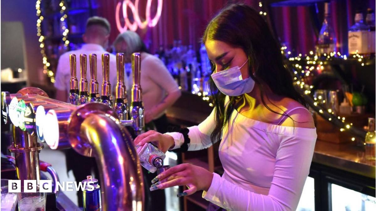 Businesses hope for Scottish government isolation rule change - BBC News