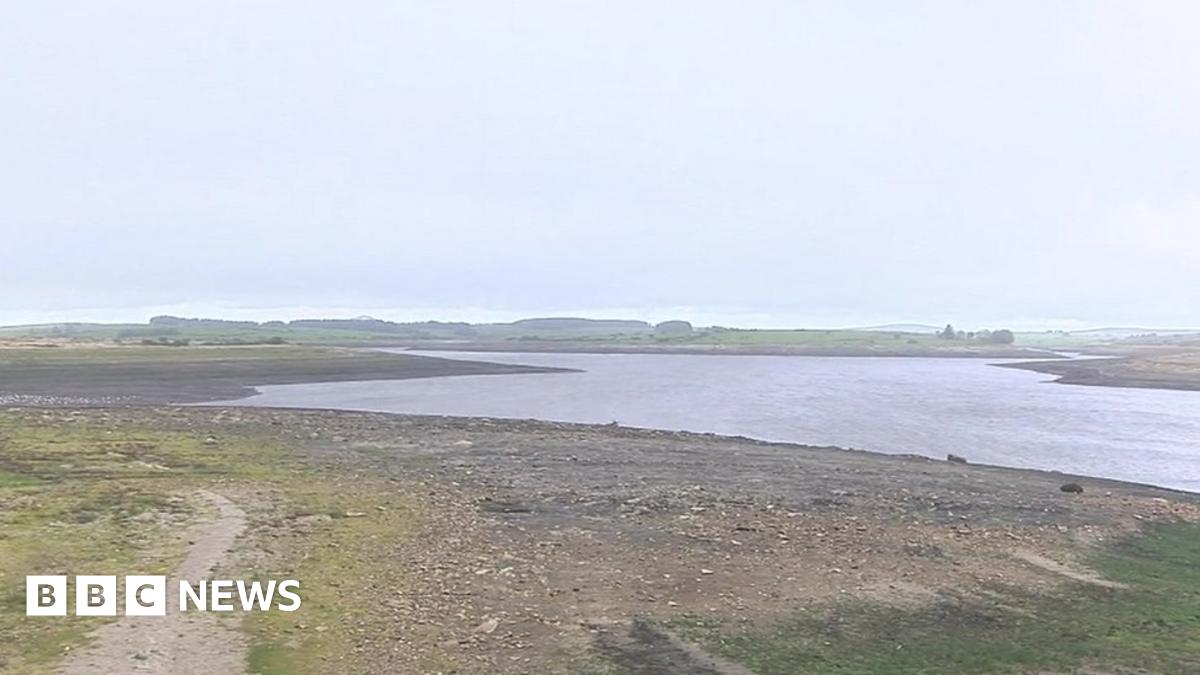 Hosepipe ban continues in Cornwall and parts of north Devon - BBC News