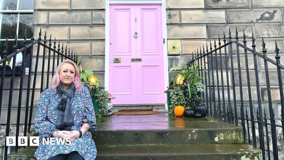 Edinburgh pink door woman says colour was in guidelines - BBC News