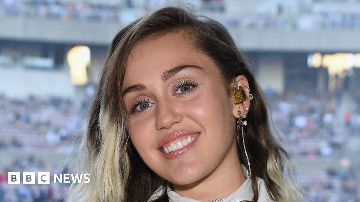 Miley Cyrus hits out at D&G as her brother models for them - BBC News