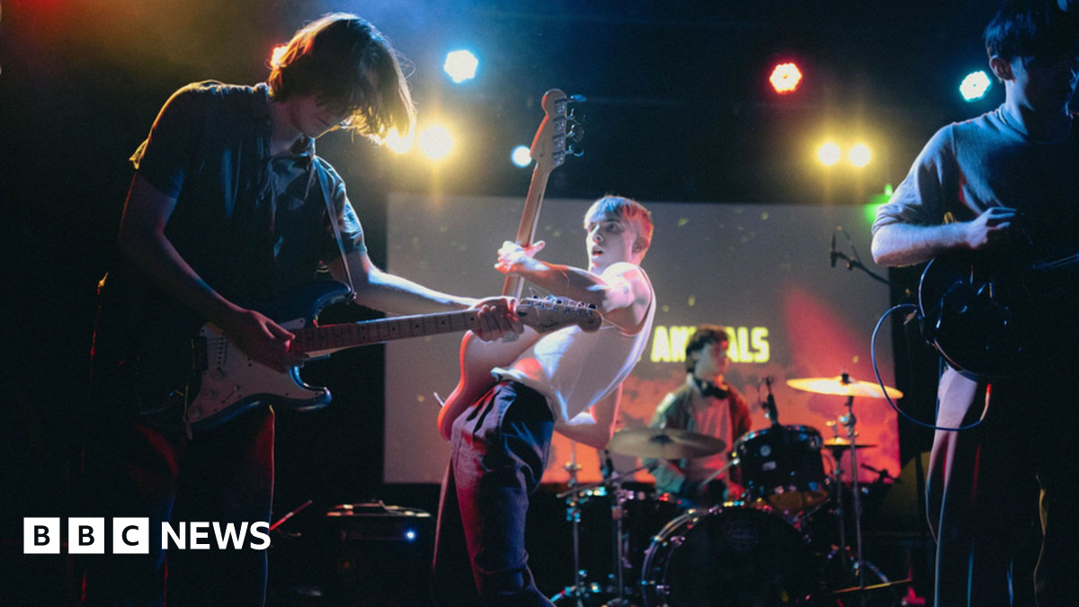 Cost of living: Bristol bands struggling as small venues close - BBC News