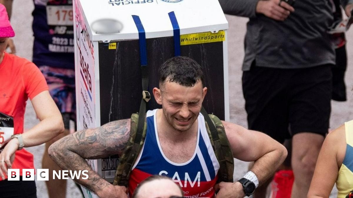 Royal Marine breaks marathon record with fridge on back - BBC News