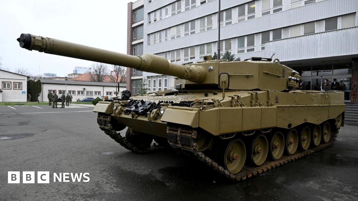 Ukraine welcomes German tank move as 'first step' - BBC News