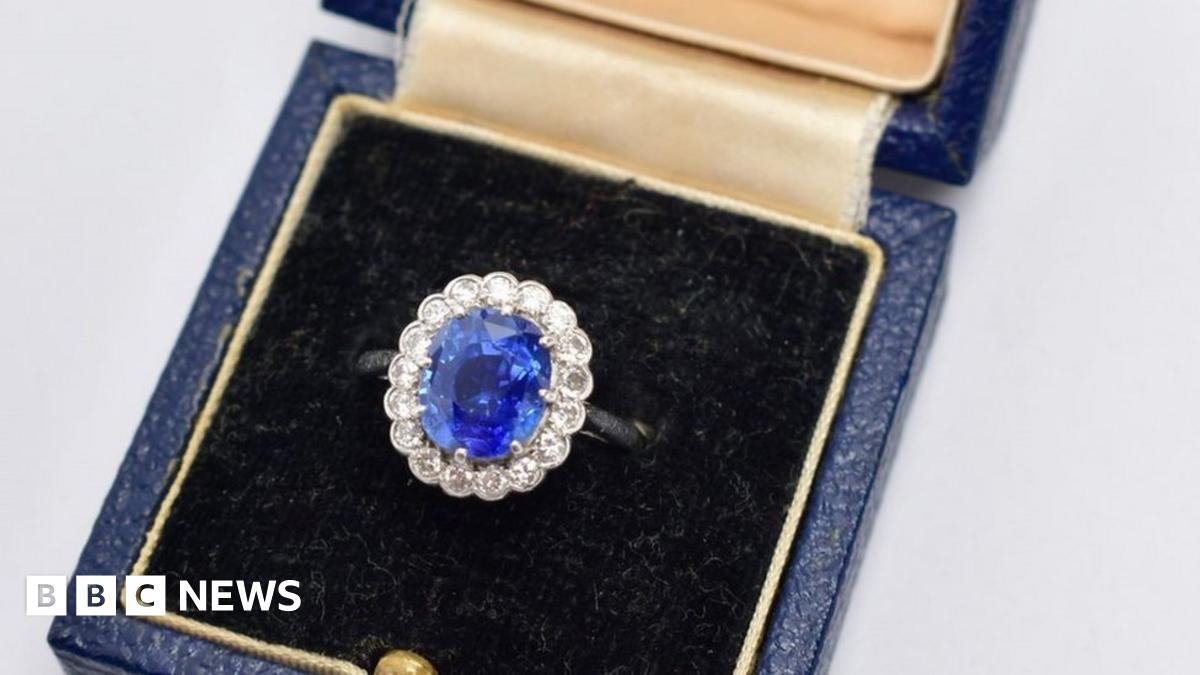 'Hidden treasure' sapphire ring sells for £11k - BBC News