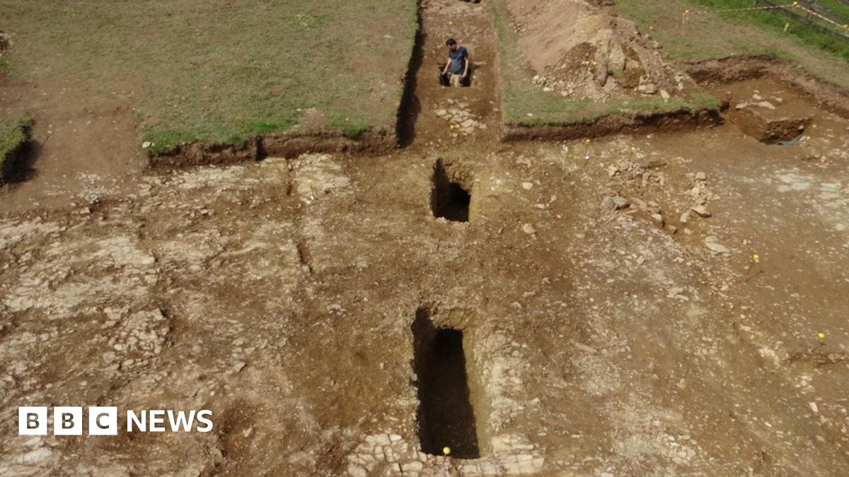 Calstock Roman dig reveals 'unexpected' mine - BBC News