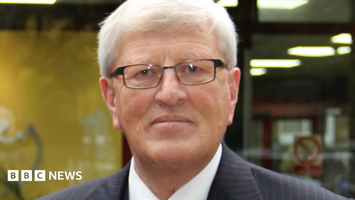 Surrey council 'sweetheart deal': Leader David Hodge 'to stay' - BBC News