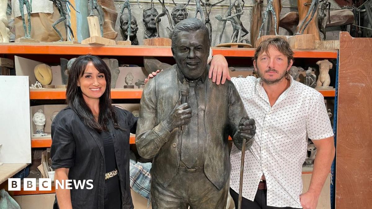 Jethro fans asked to help with statue location - BBC News