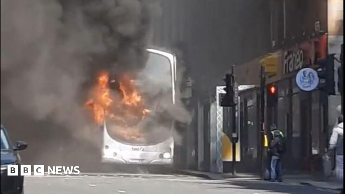 One hurt in Glasgow city centre bus fire - BBC News