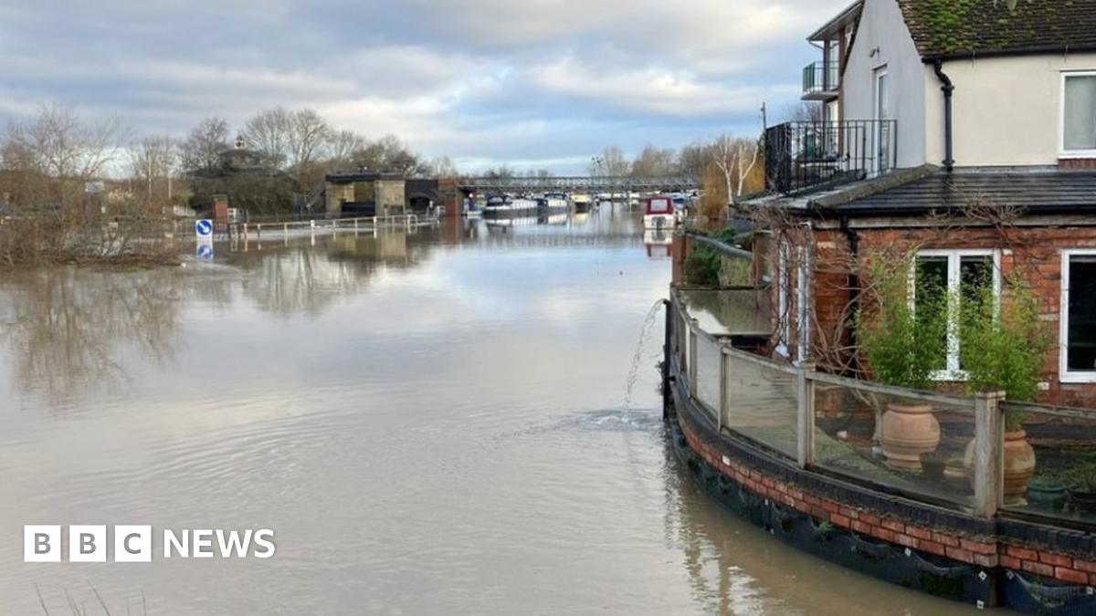 Tewkesbury: Support for residents recovering from flooding - BBC News