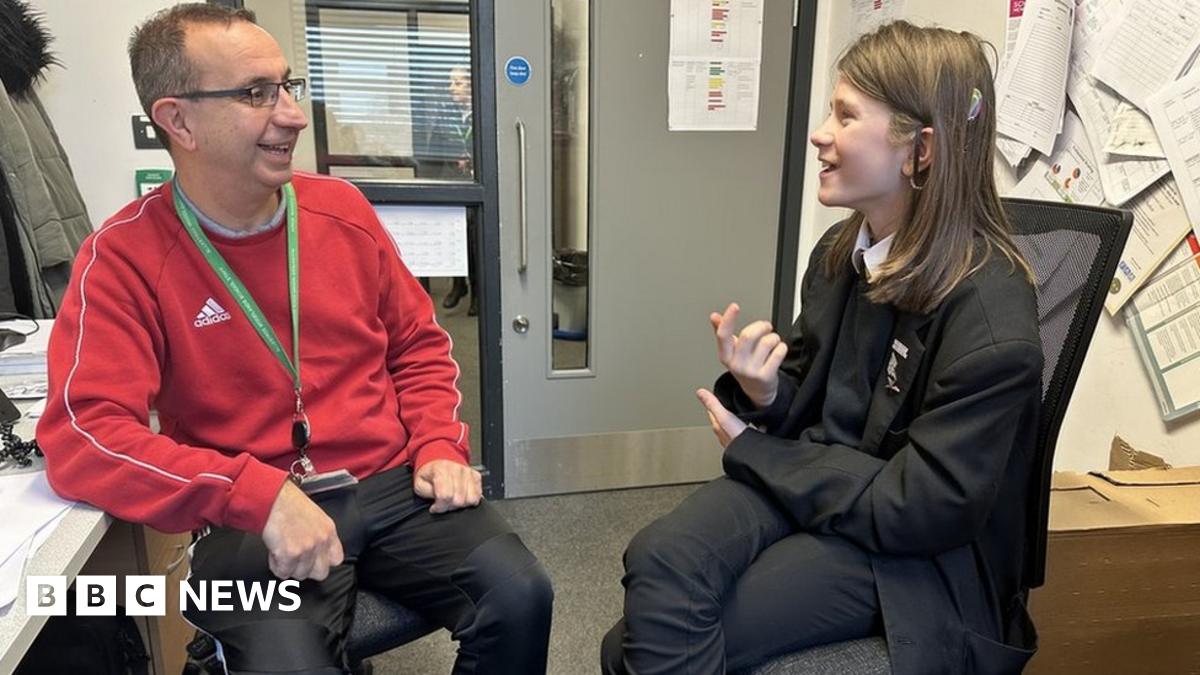 Derby school with deaf pupils helps plan for BSL GCSE - BBC News