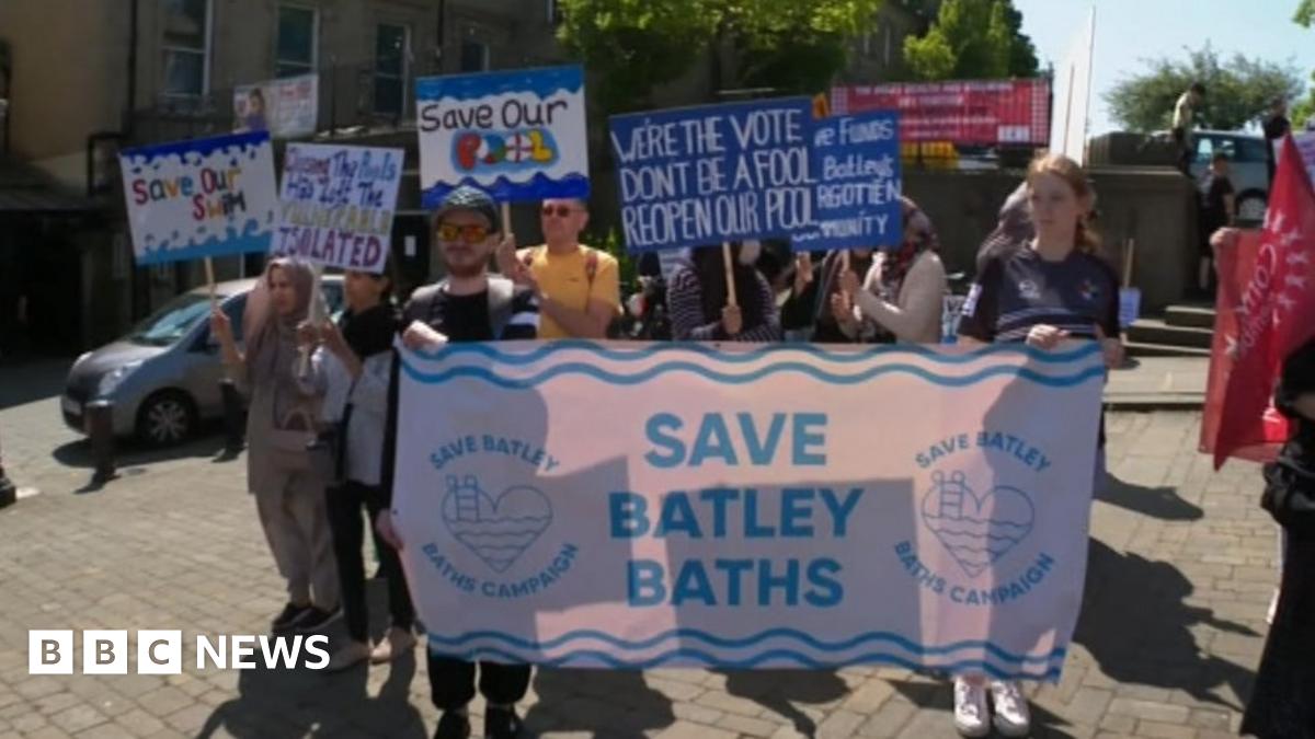 Batley: Protest held over swimming pool closure - BBC News