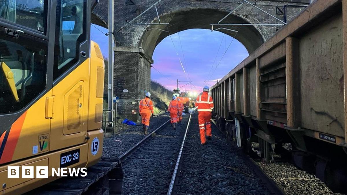 Landslide: Birmingham to London rail disruption continues - BBC News