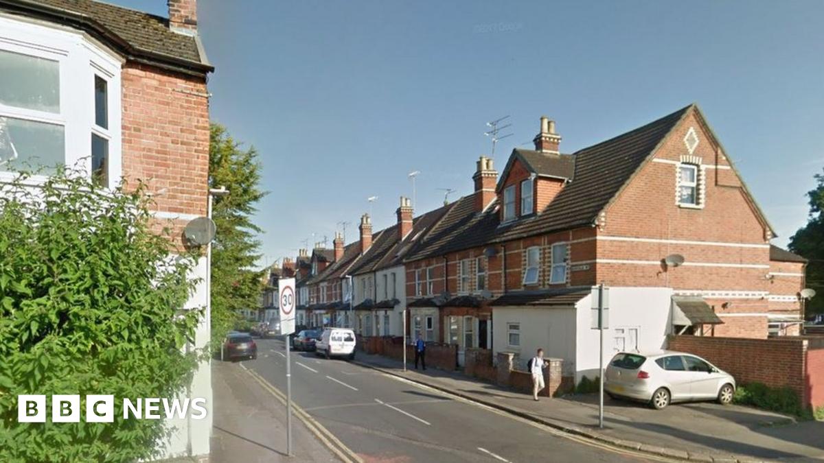 Reading shooting: Three held after man shot in legs - BBC News