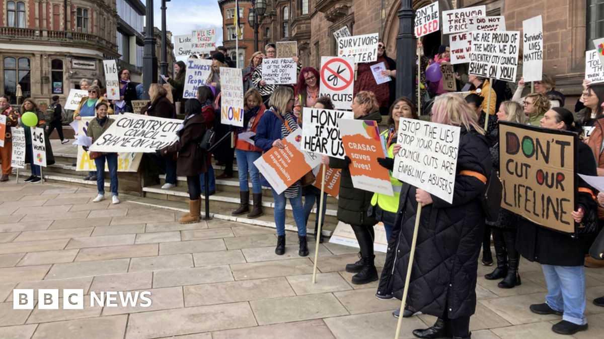 Protests staged over Coventry City Council spending cuts - BBC News