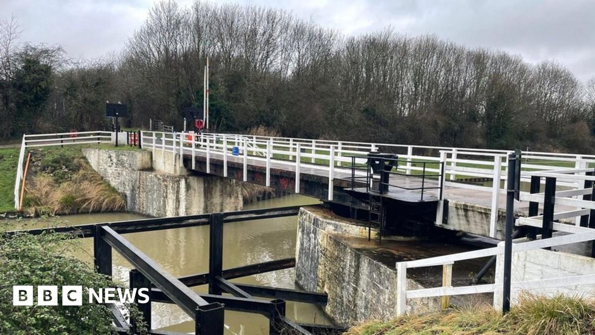 Canal & River Trust seek volunteers to operate bridges - BBC News