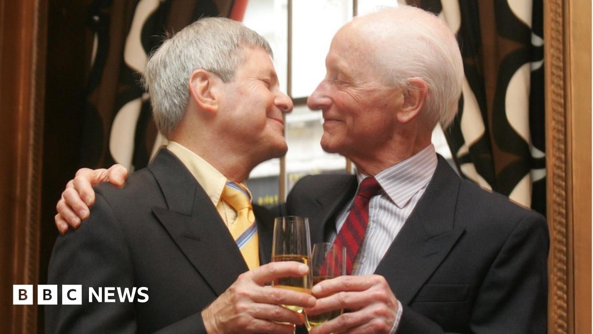 Obituary: Gay rights pioneer Roger Lockyer - BBC News