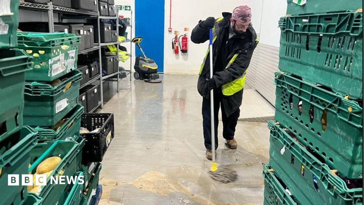 Didcot charity loses thousands of meals to flood damage - BBC News