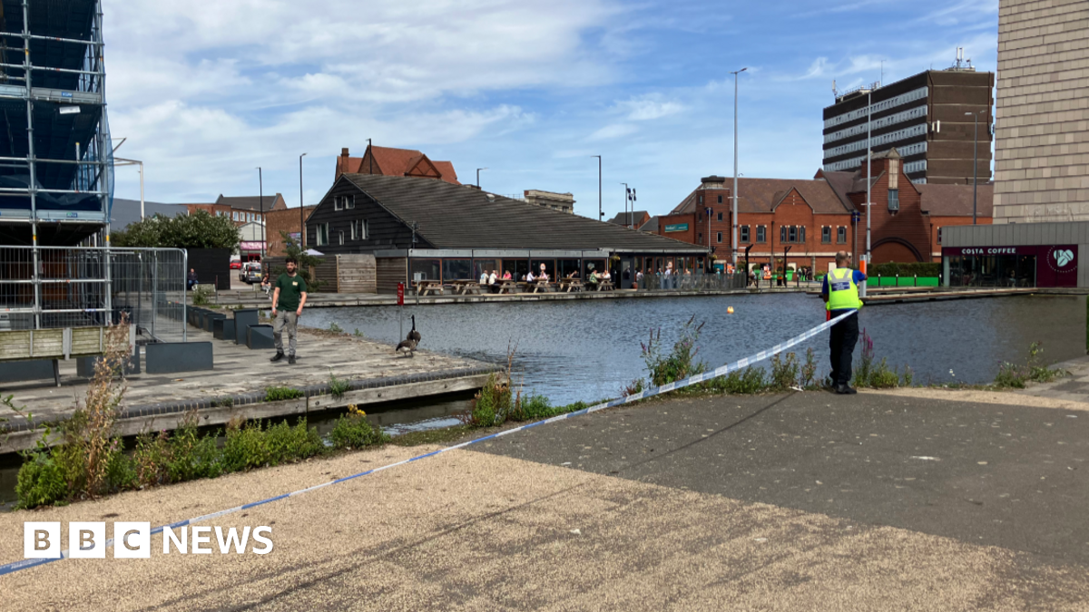 Warning zone extended after Walsall canal toxic chemical spill - BBC News