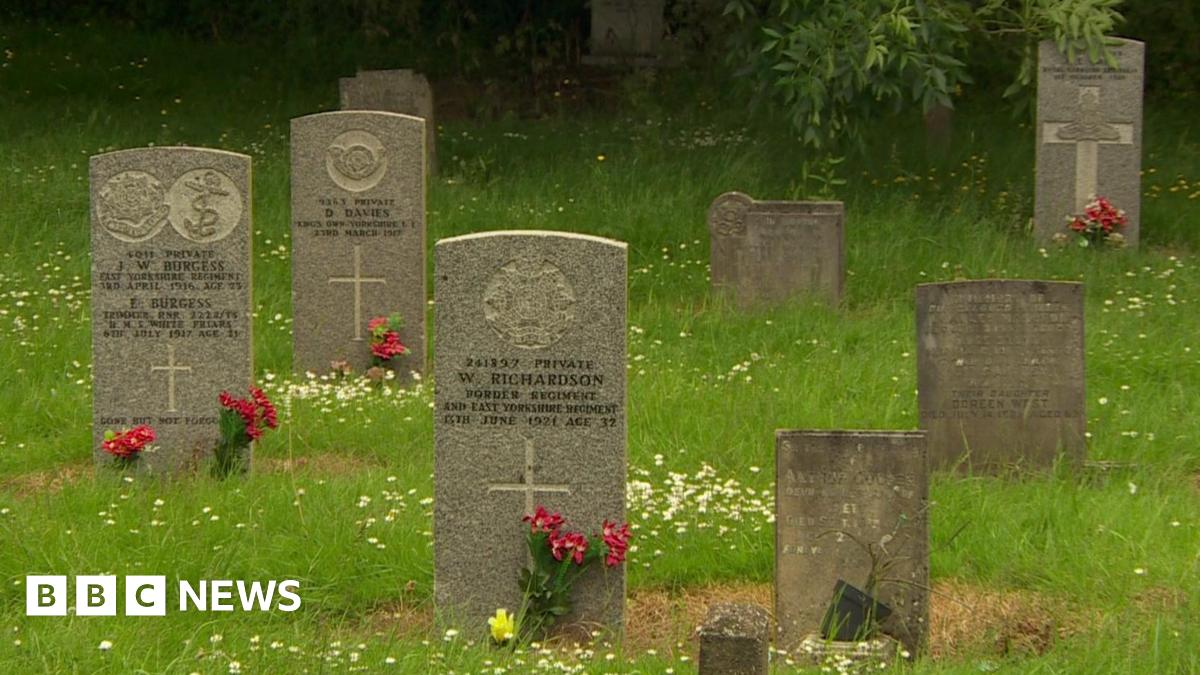 Mystery over flower tributes on Hull Western Cemetery war graves - BBC News