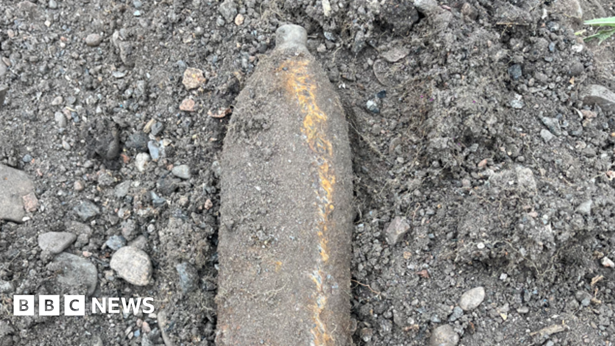 Worcester street cordoned off after WW2 bomb find - BBC News
