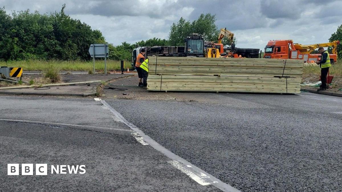 A605 near Peterborough blocked after lorry overturns - BBC News