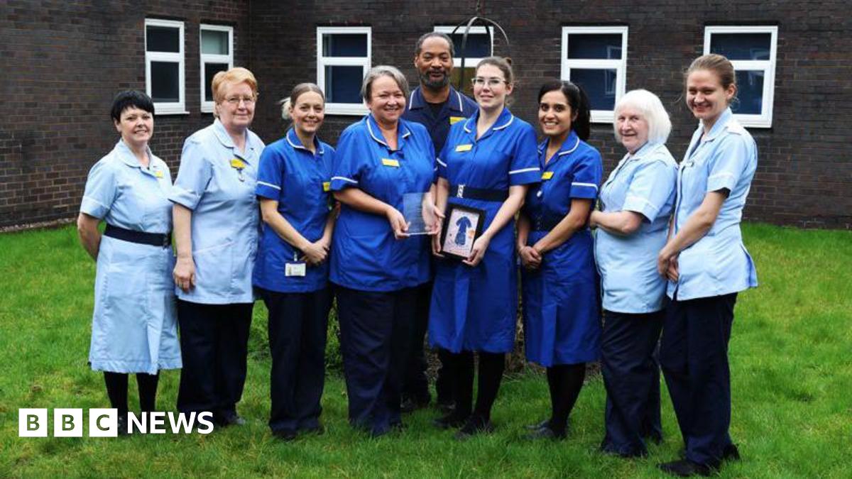 Award for Wolverhampton nurses who set up cancer support clinic - BBC News