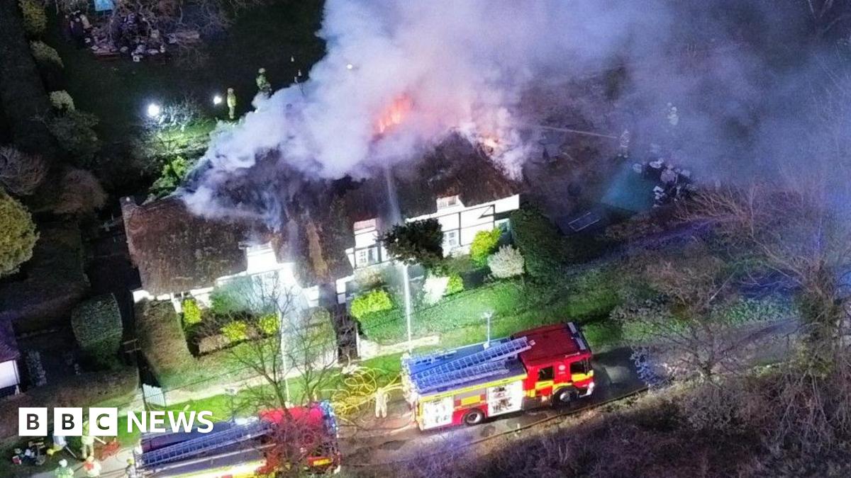 Thatched cottage wrecked in Ringwood blaze - BBC News