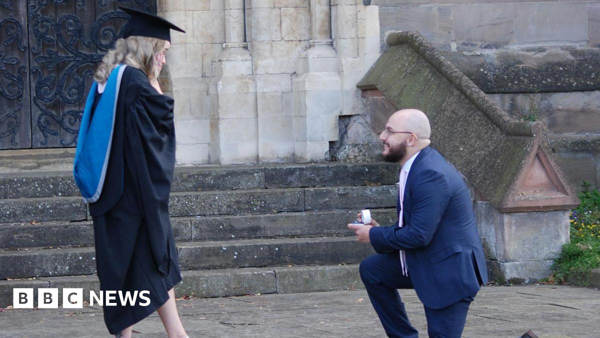 Double celebration for Worcester graduation day proposal - BBC News