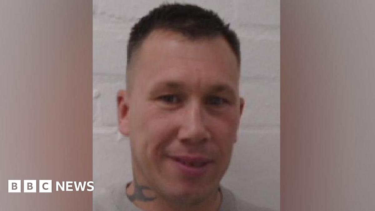 Robber Darren Burdfield absconds from Spring Hill prison - BBC News