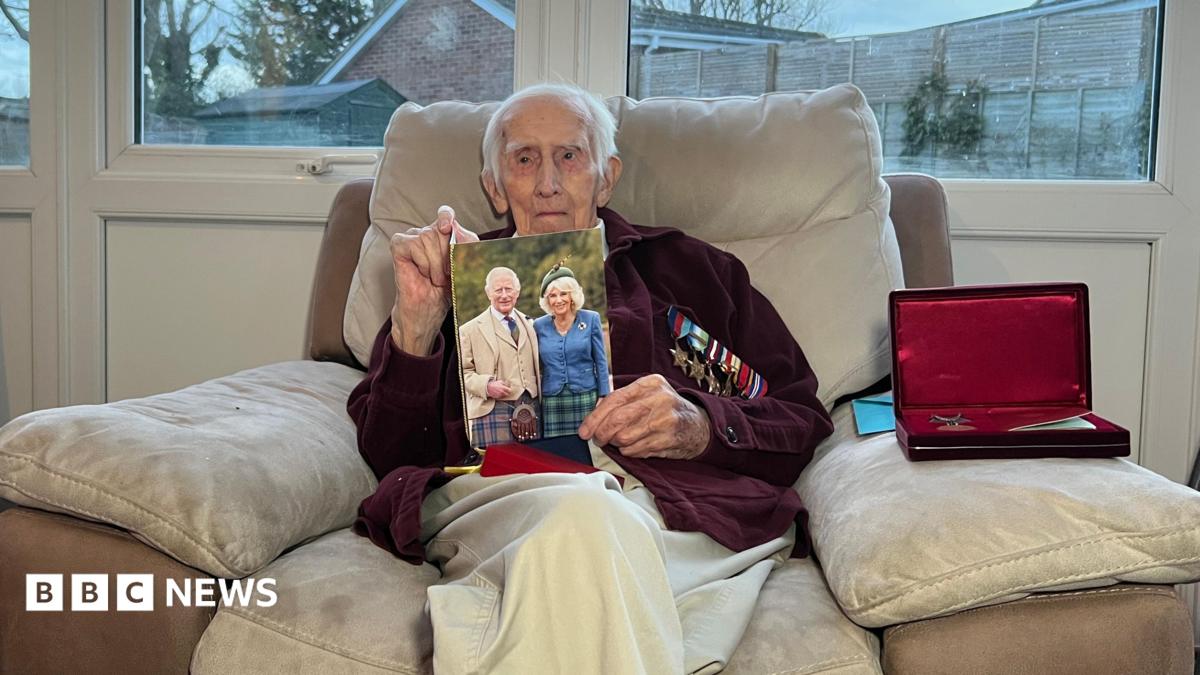 Somerset D-Day veteran celebrates 100th birthday - BBC News