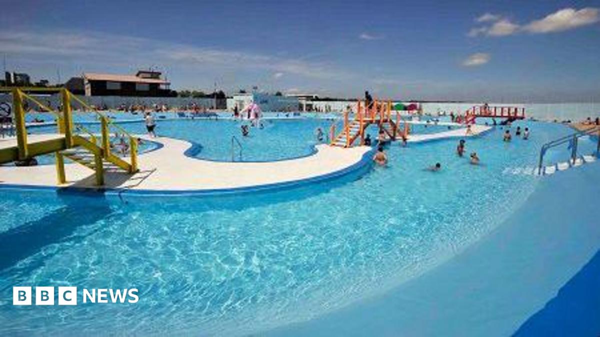 Gillingham lido open for summer after £250k refurb - BBC News