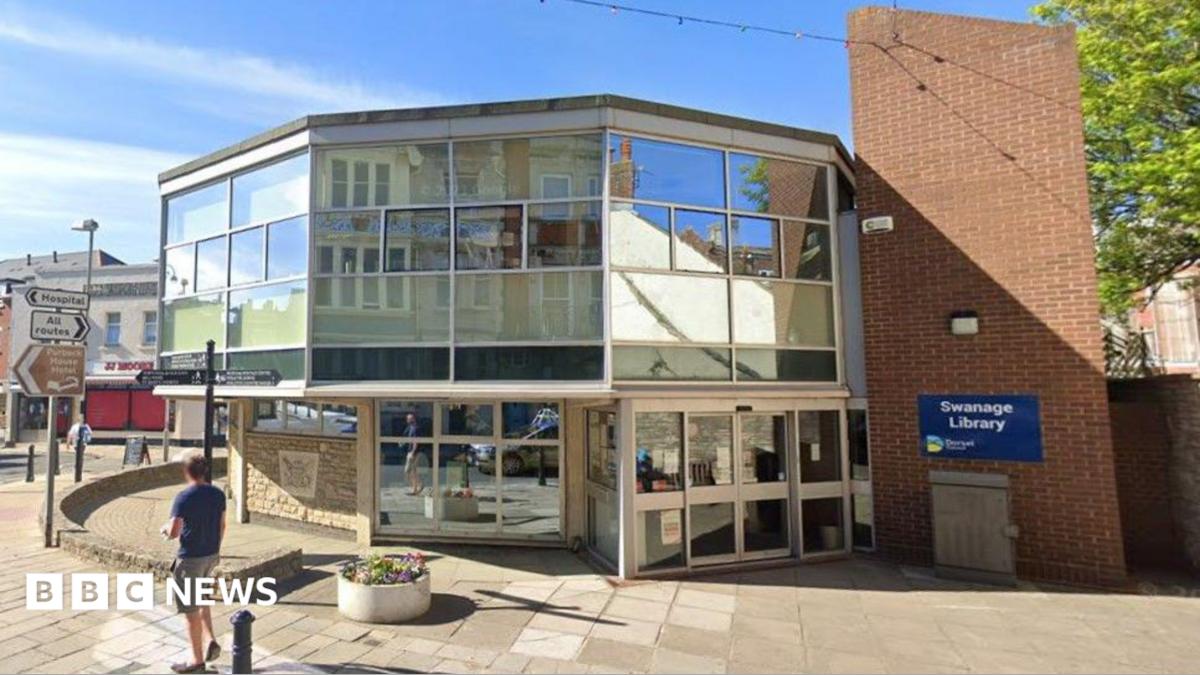 Dorset library roles cut ahead of new opening hours - BBC News