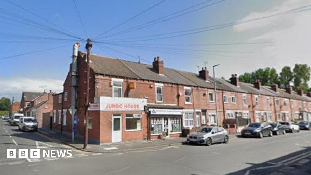 Appeal after two pedestrians badly hurt in Castleford crash - BBC News