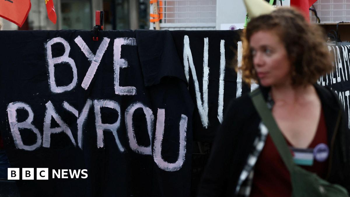 France in fresh political crisis after MPs oust prime minister - BBC News