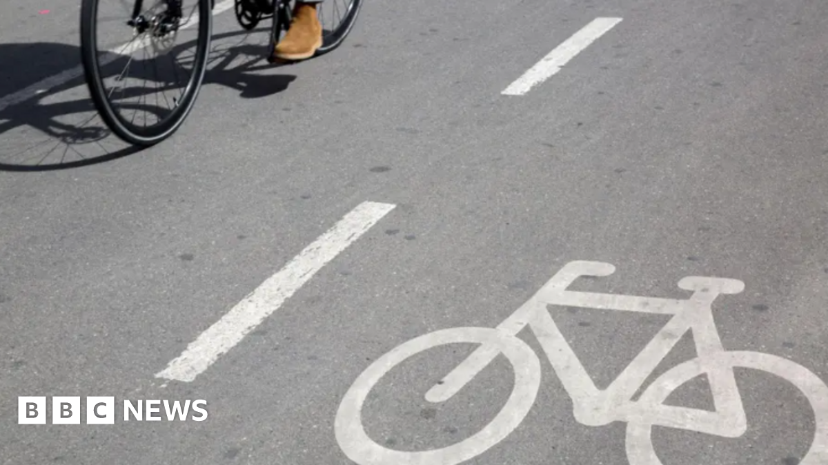 Guildford town centre roads closed for annual cycle races - BBC News
