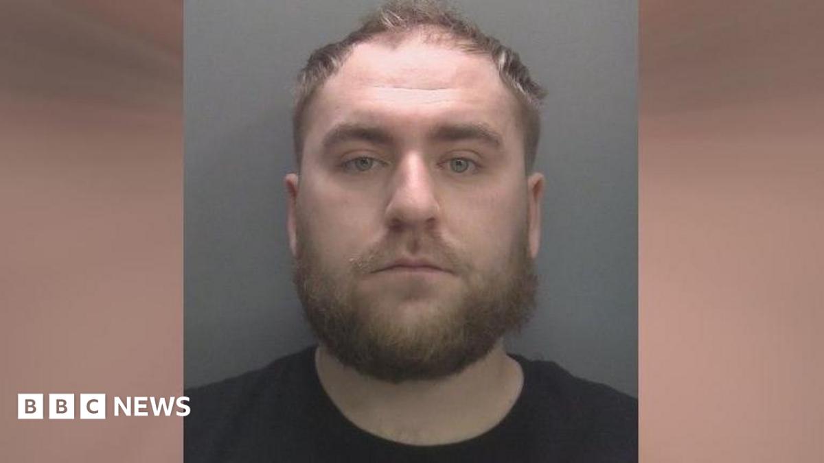 Leicester: Stalker jailed after bombarding victim with messages - BBC News