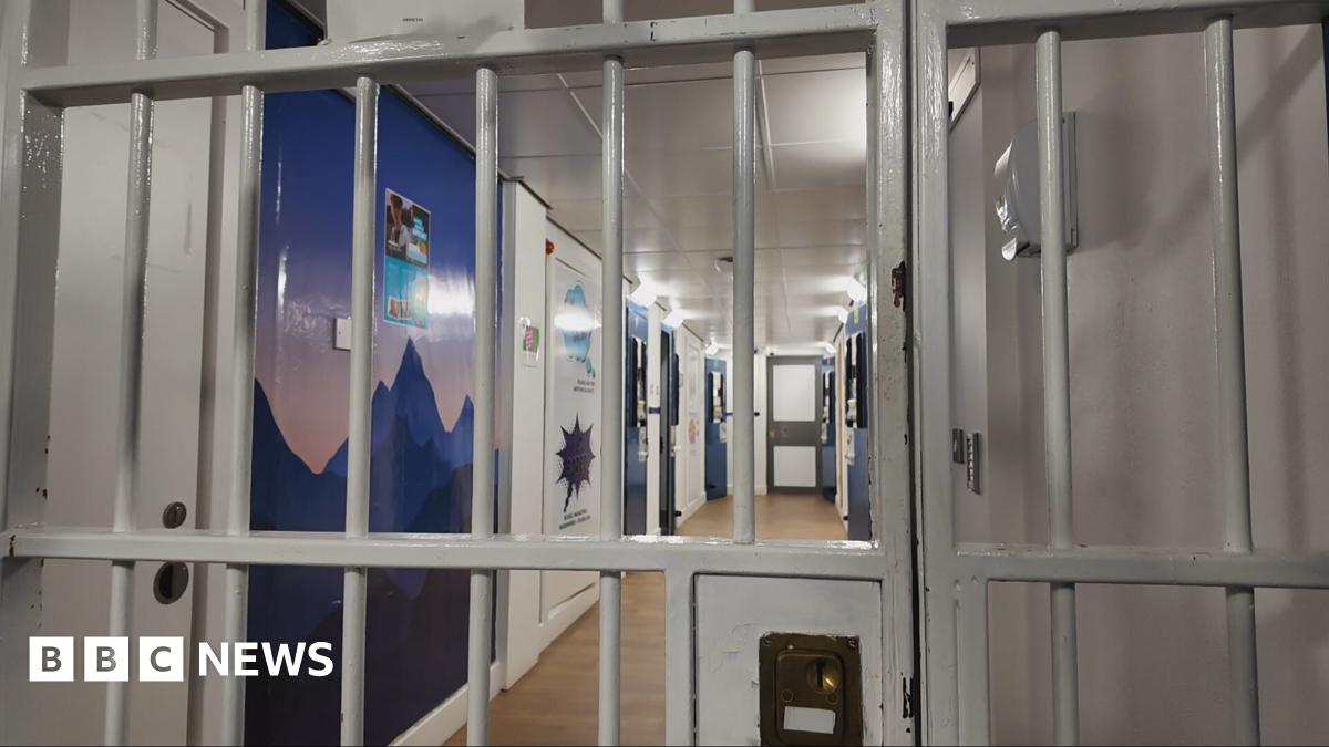 Children in police custody cells offered Childline call - BBC News