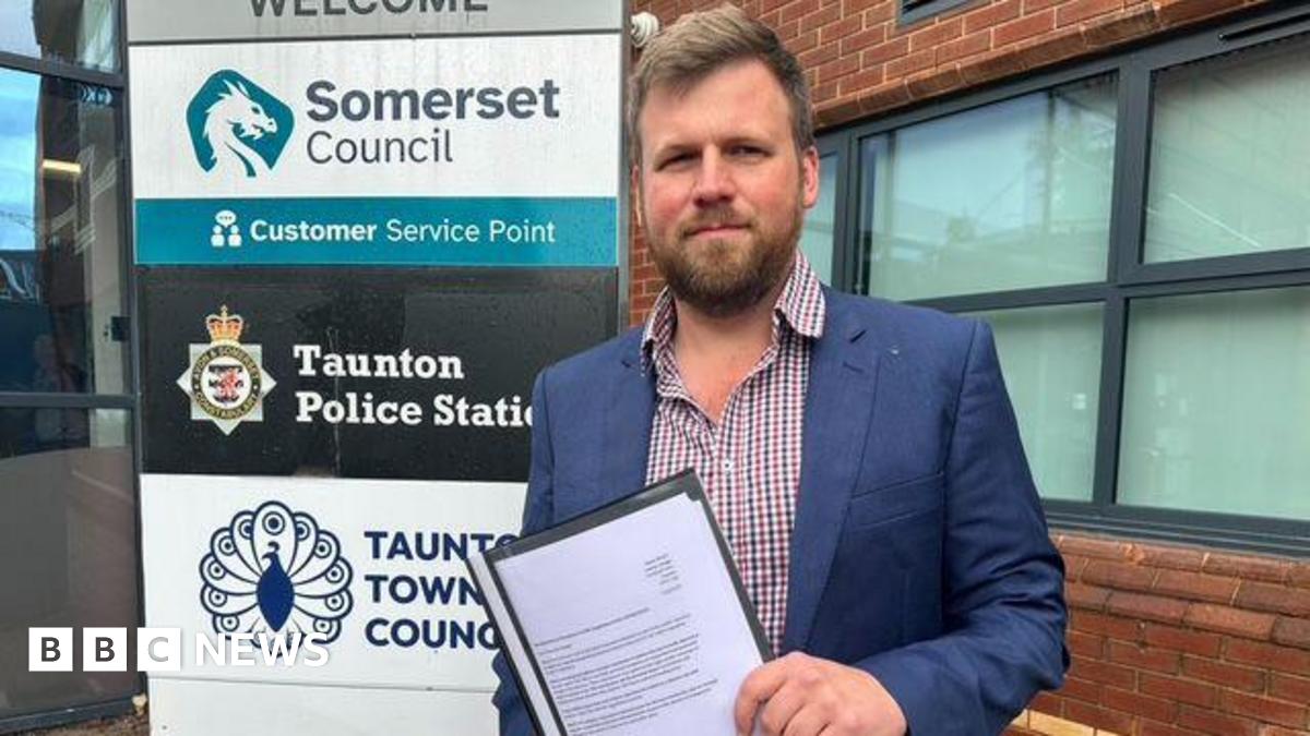 B3191 Cleeve Hill closure U-turn demanded by residents - BBC News