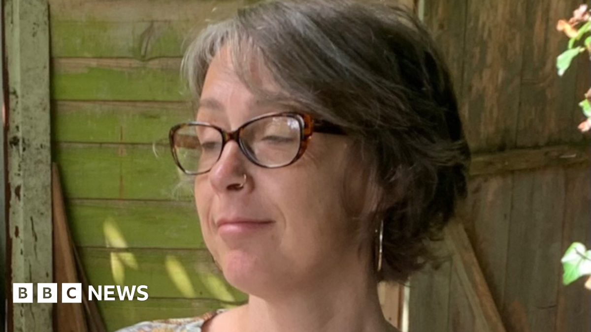 Tribute to mum who died in cement lorry crash in Brampton - BBC News