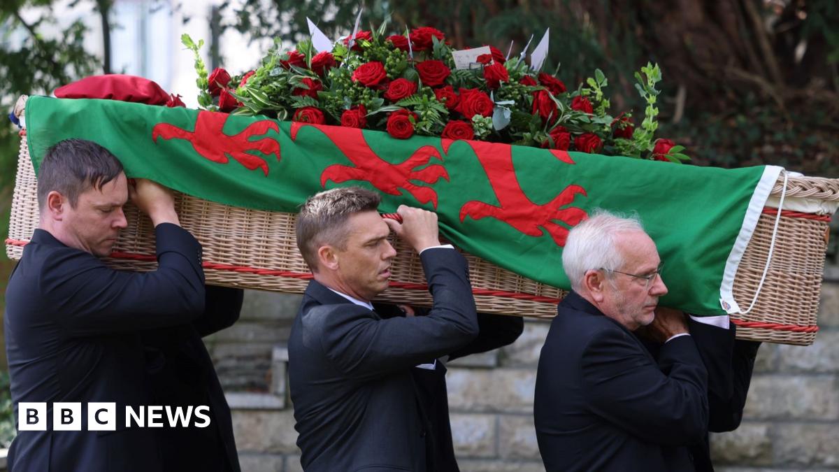 Labour's Hefin David funeral sees hundreds of mourners gather - BBC News